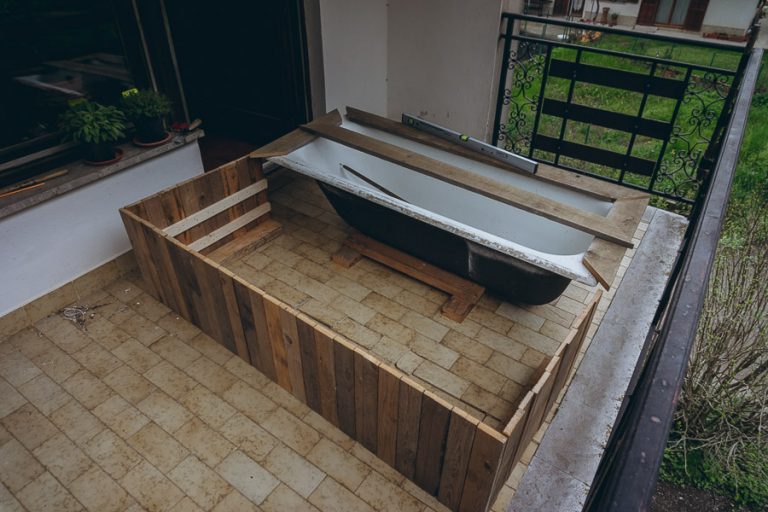 DIY Pallet Bathtub Flowerbed - a muddy road